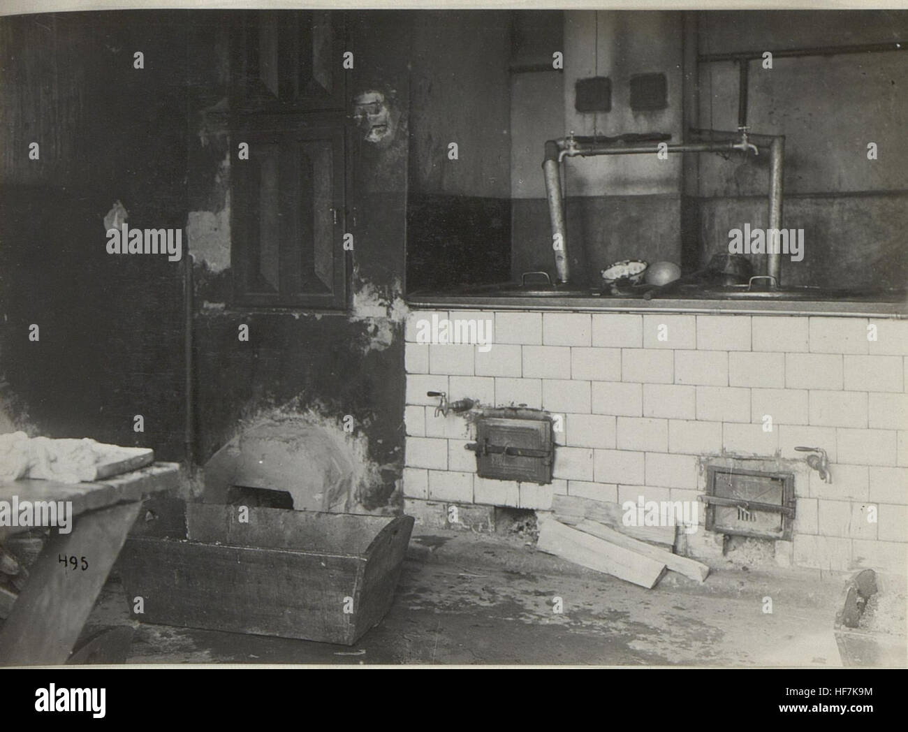 This photograph from 'Kriegsalbum 95' depicts a scene from World War I ...