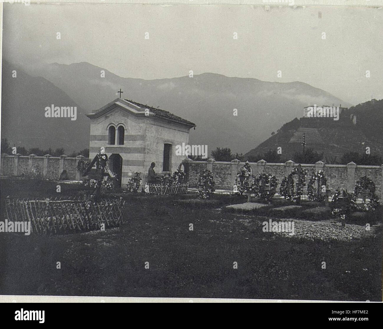 This photograph from 'Kriegsalbum 93' depicts scenes from World War I ...