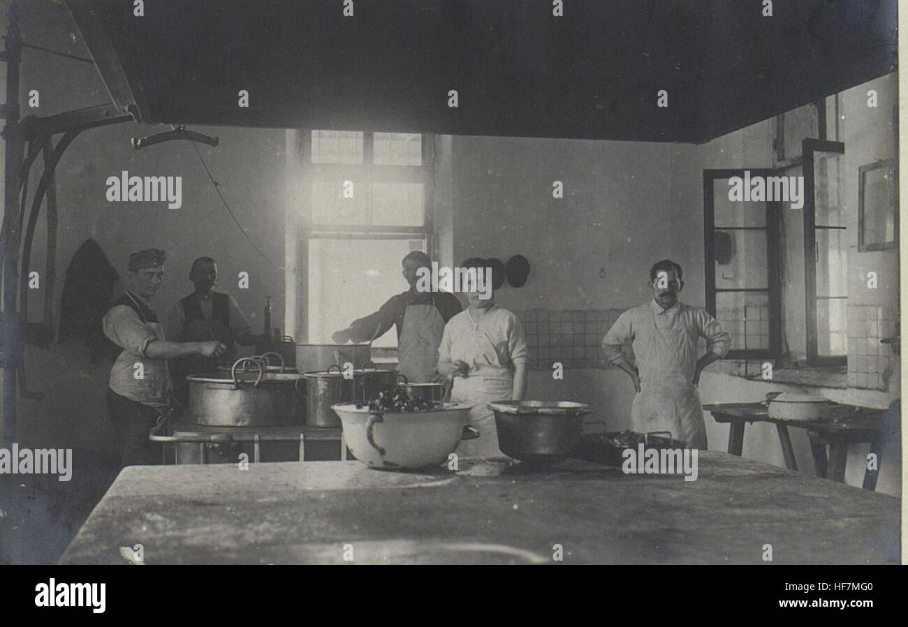 Army kitchen hi-res stock photography and images - Alamy