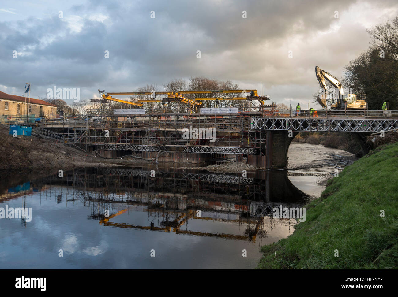 Work continues on the 18th Century bridge in Tadcaster that crumbled ...