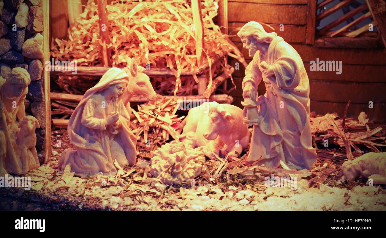 Nativity figurines hi-res stock photography and images - Alamy