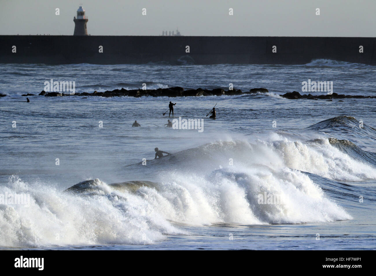 Surfing on tynemouth beach hi-res stock photography and images - Alamy