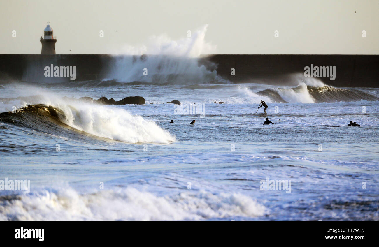 Surfing on tynemouth beach hi-res stock photography and images - Alamy