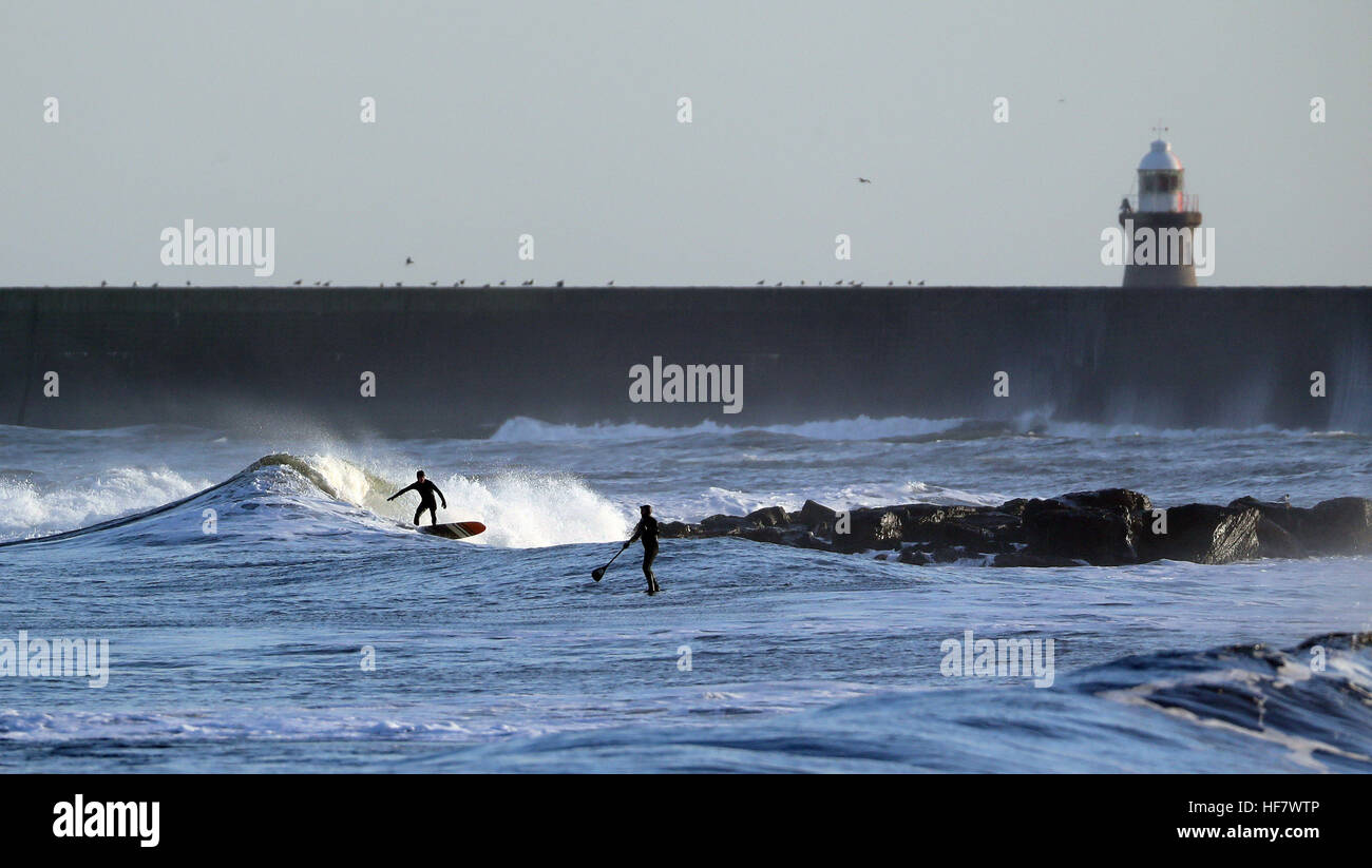 Surfing on tynemouth beach hi-res stock photography and images - Alamy
