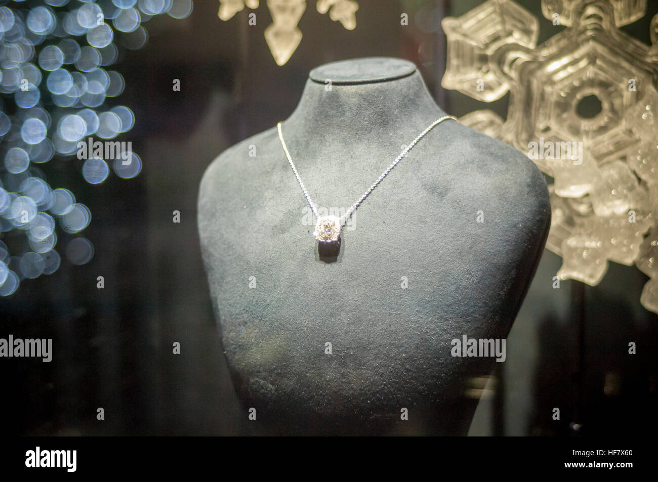 A display of diamond jewelry in the Harry Winston jewelry store window ...