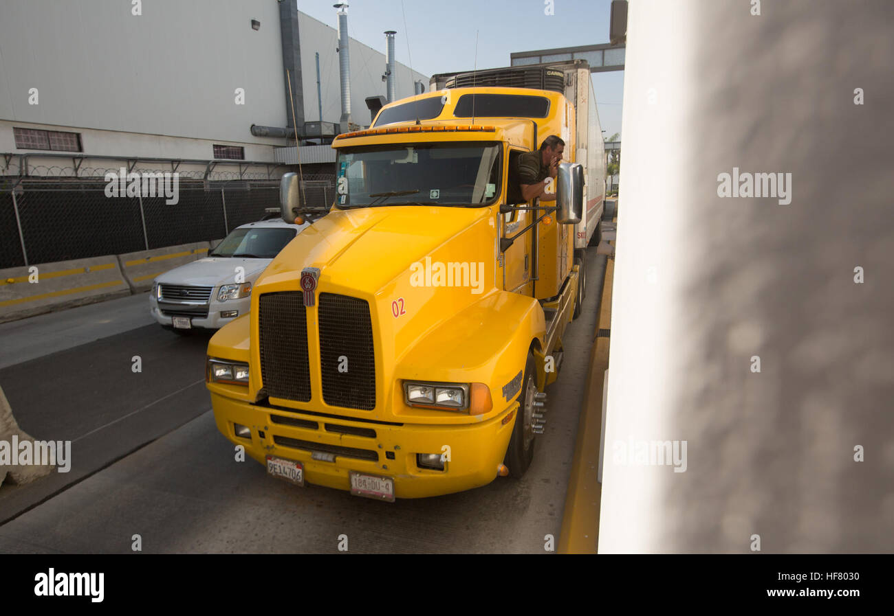 U s customs truck inspection facility hi-res stock photography and ...