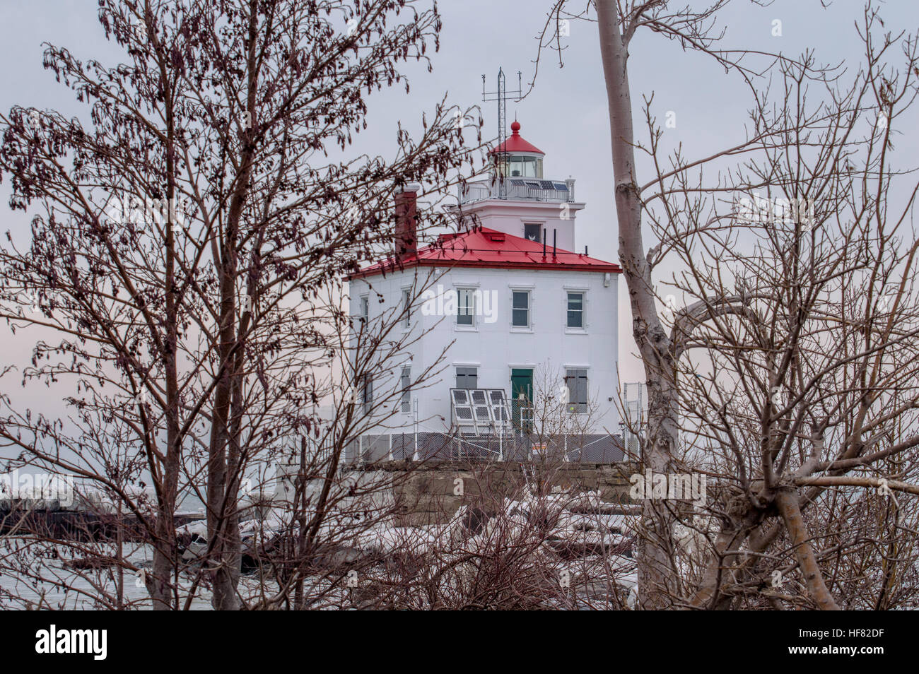 Headlands Beach Lighthouse near Cleveland, Ohio, in the winter Stock ...