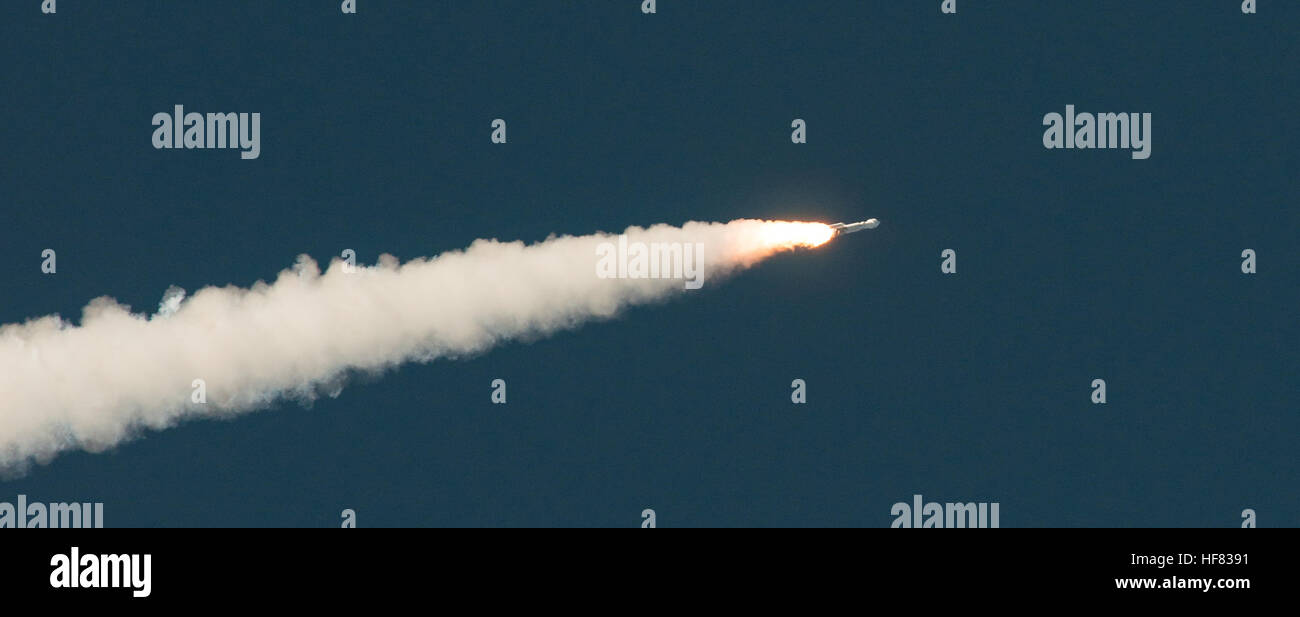 The United Launch Alliance Atlas V rocket carrying NASA's Origins ...