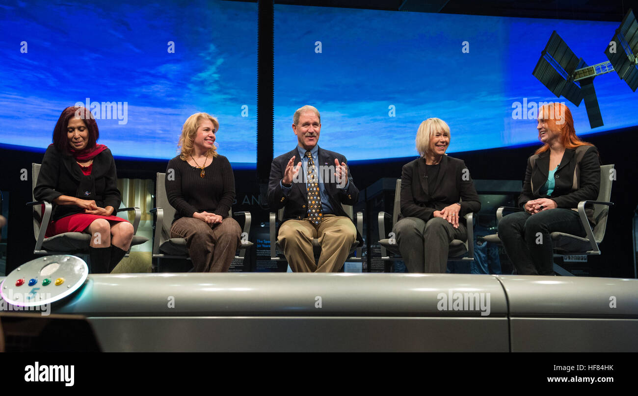 From left right madhulika guhathakurta hi-res stock photography and images - Alamy