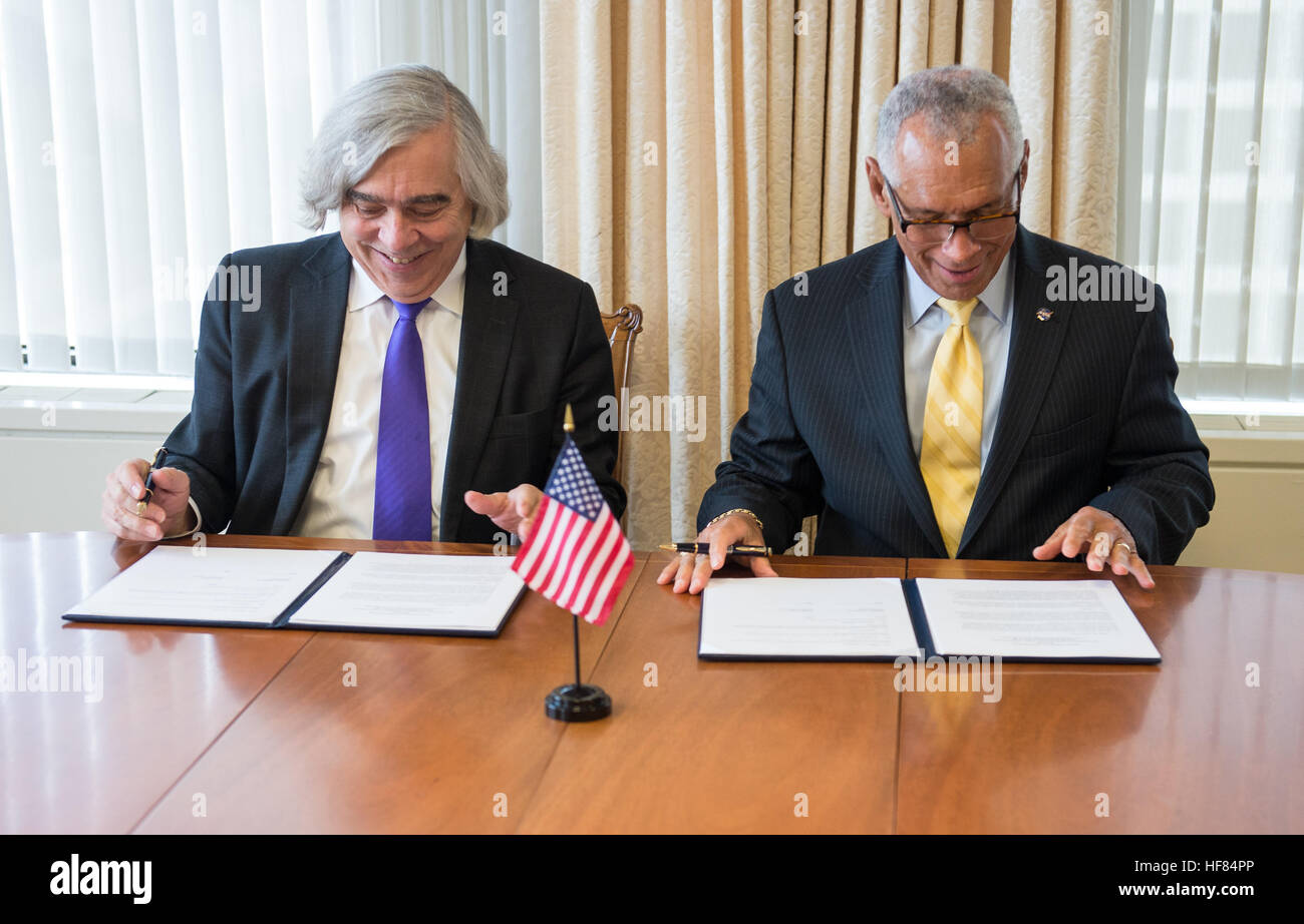 U.S. Department of Energy Secretary Ernest Moniz signs a Memorandum of ...