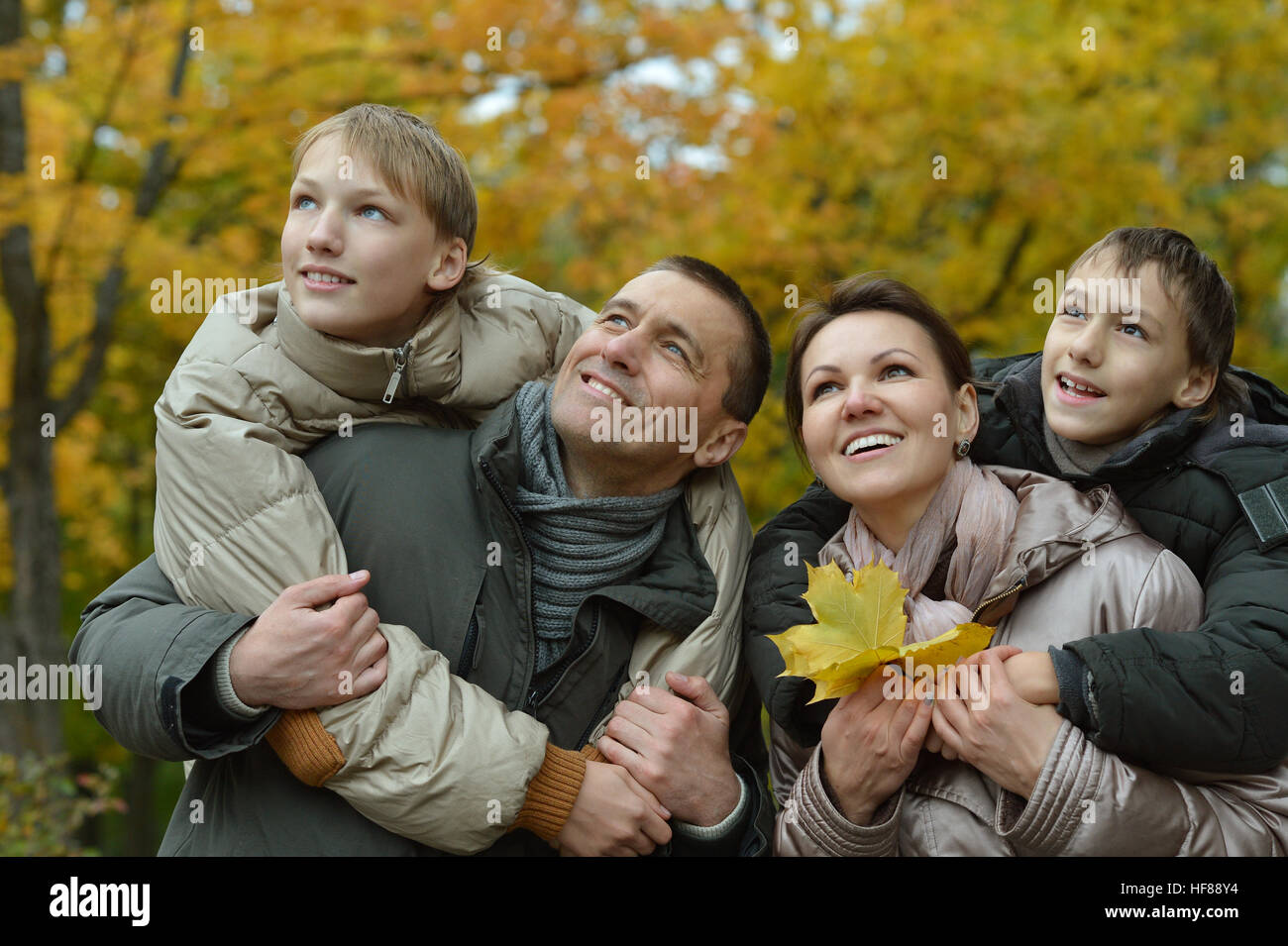 Big family posing outdoors hi-res stock photography and images - Alamy