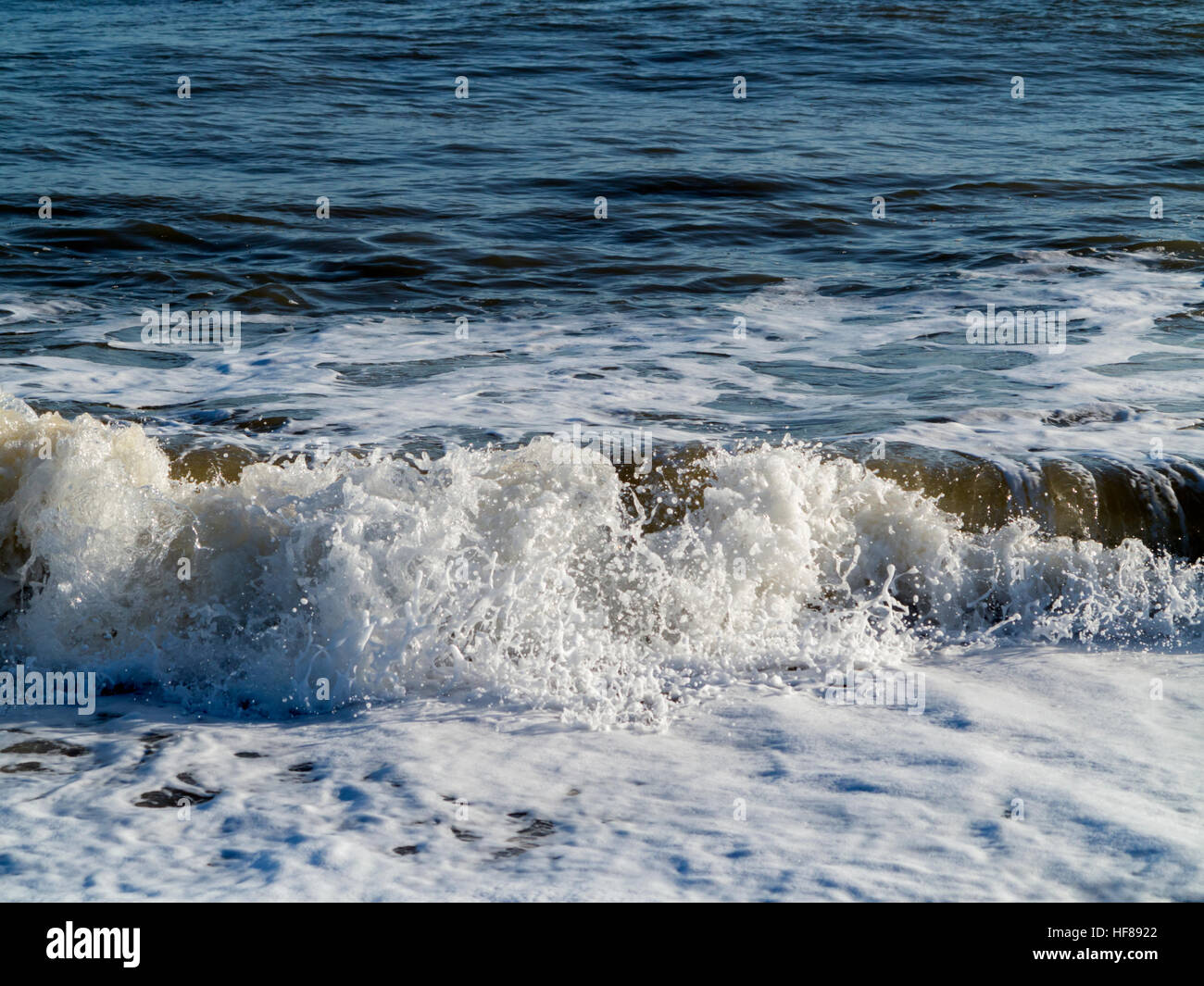 Small breaking waves hi-res stock photography and images - Alamy
