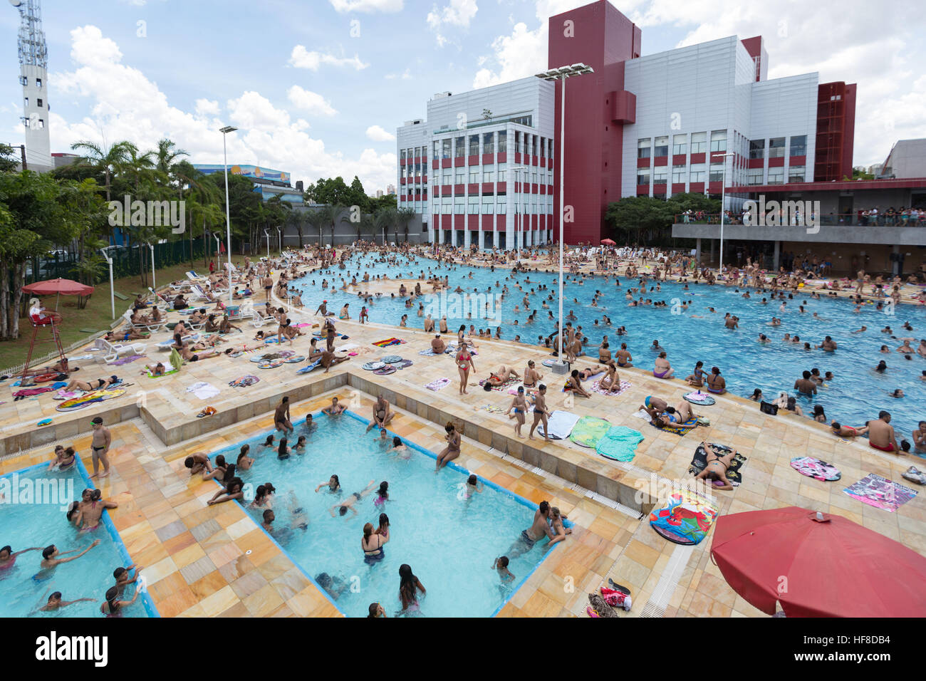 Sao Paulo, Brazil. 27th Dec, 2016. In a day of intense heat, bathers ...