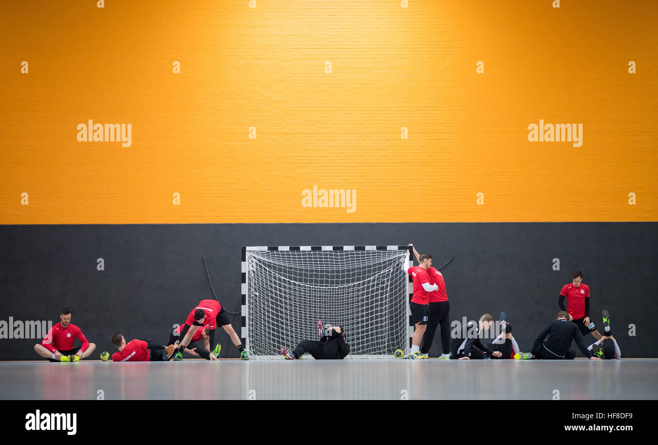 Kamen, Germany. 28th Dec, 2016. The German national handball team warms ...