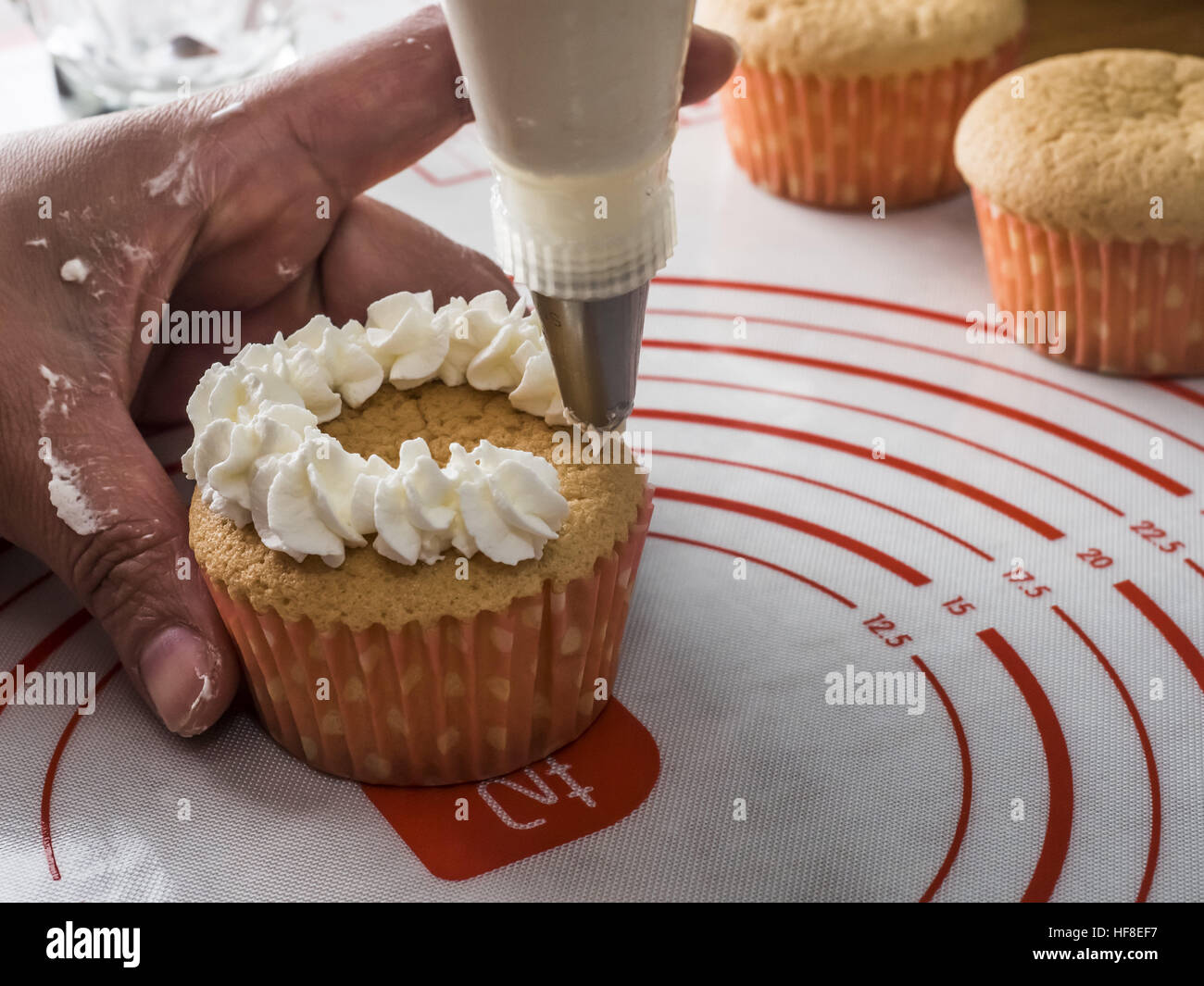 Hangzhou, Hangzhou, China. 29th Dec, 2016. Procedure of cake making ...