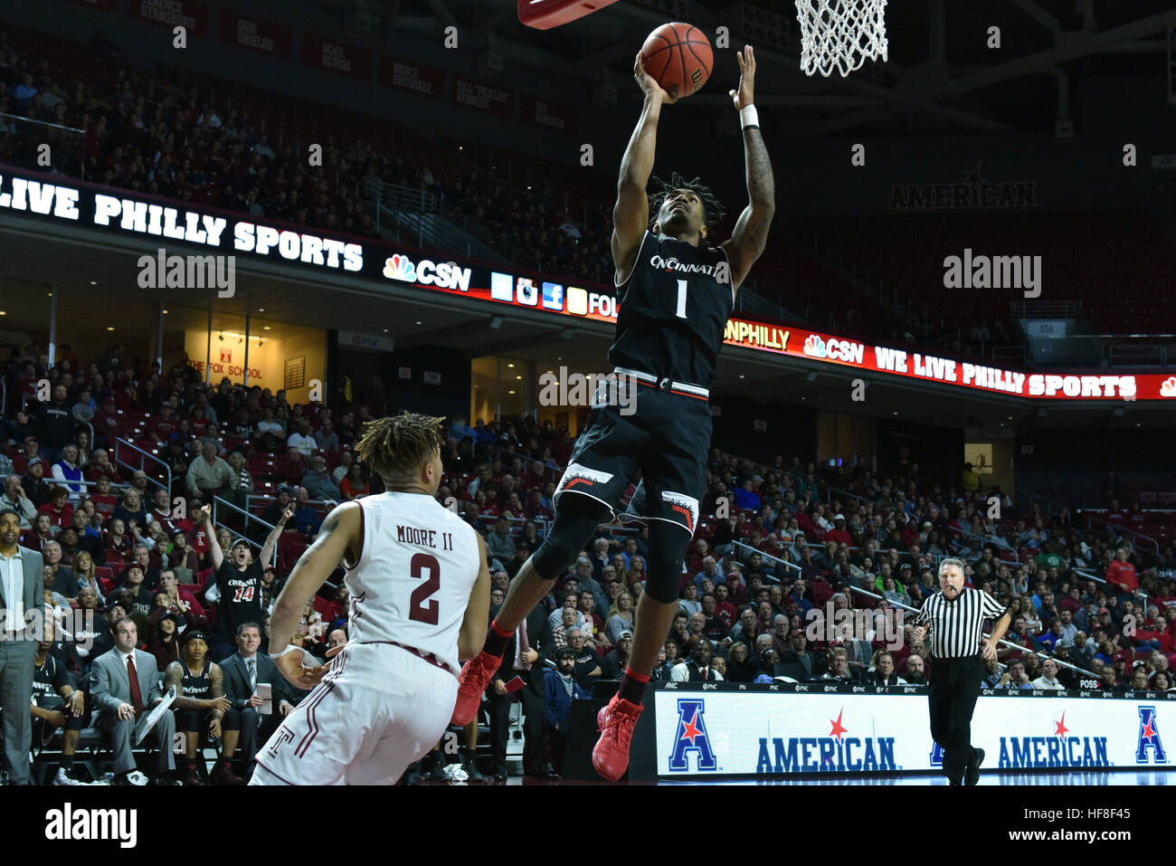 Philadelphia, Pennsylvania, USA. 28th Dec, 2016. Cincinnati Bearcats guard JACOB EVANS (1 ...