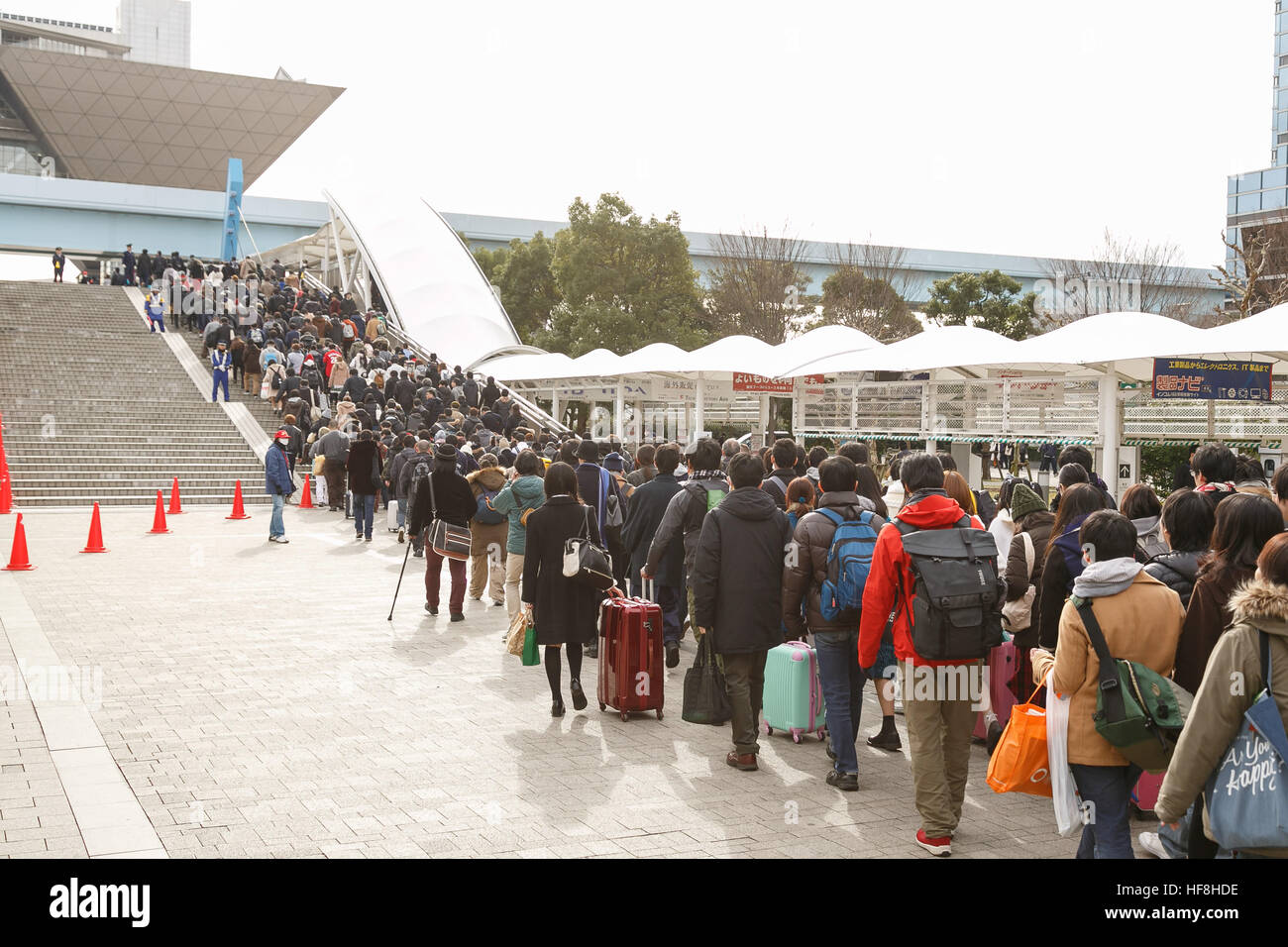 Tokyo, Japan. 29th Dec, 2016. Visitors line up to enter the Comic ...