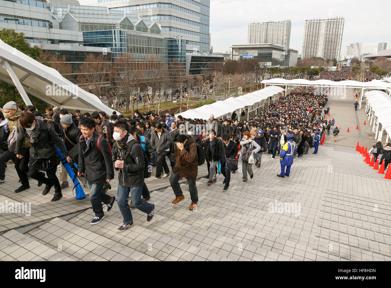 Tokyo, Japan. 29th Dec, 2016. Visitors line up to enter the Comic ...