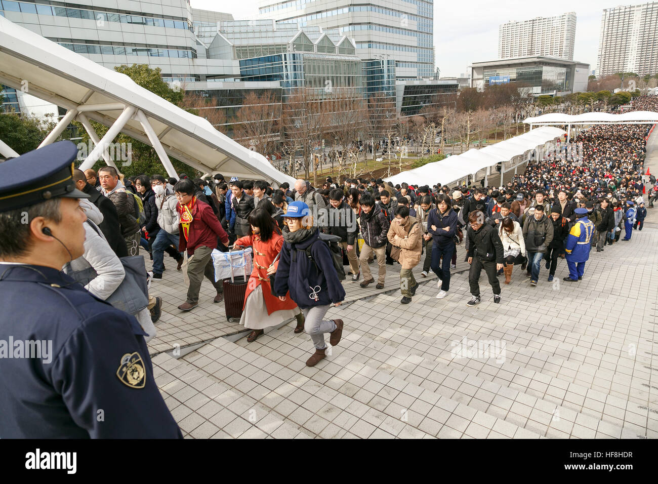 Tokyo, Japan. 29th Dec, 2016. Visitors line up to enter the Comic ...