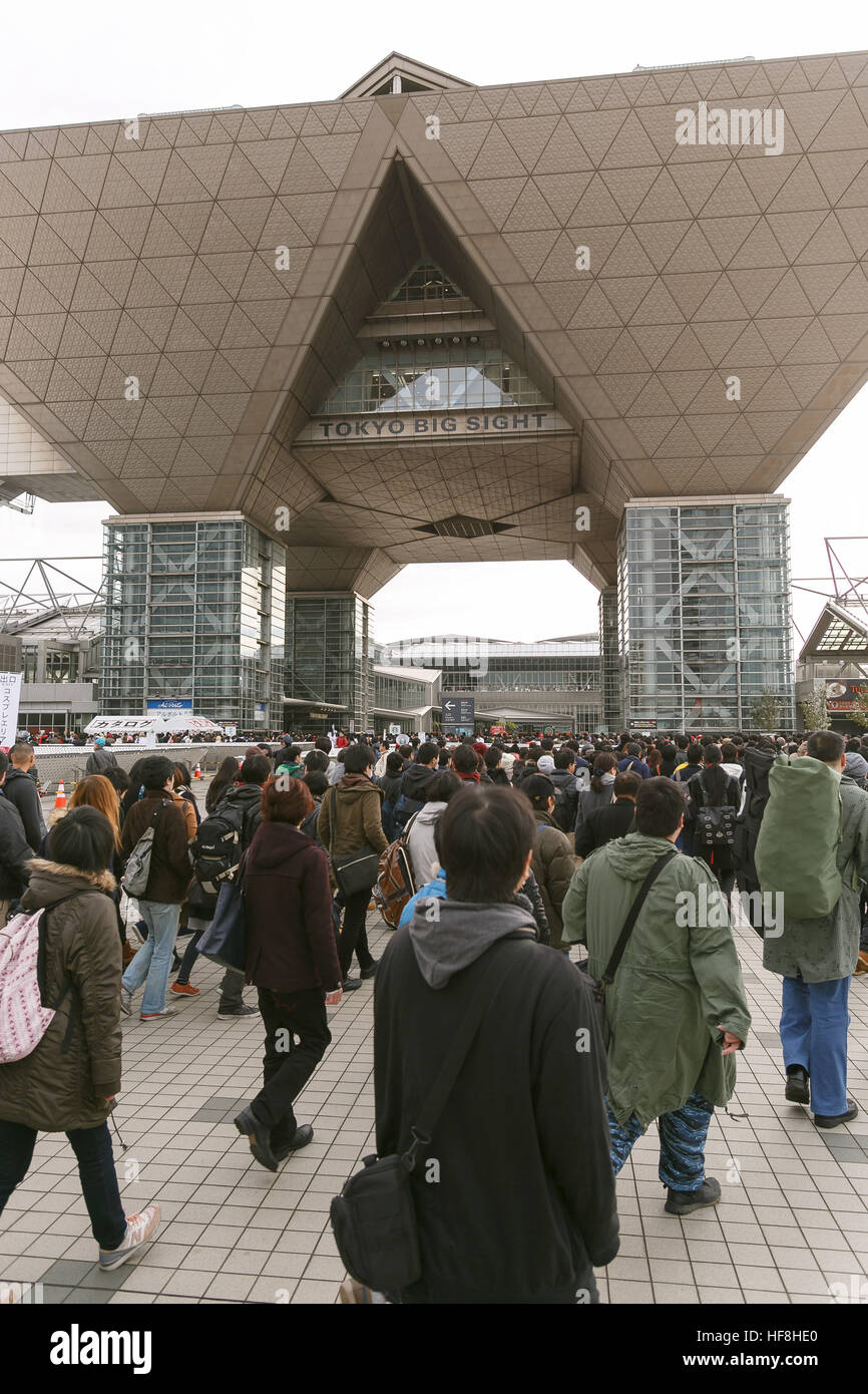 Tokyo, Japan. 29th Dec, 2016. Visitors line up to enter the Comic ...