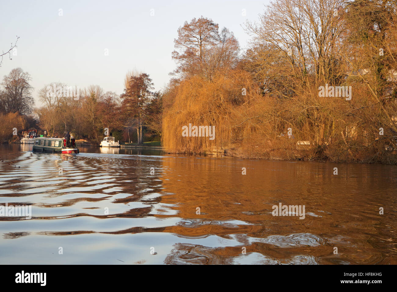 Runnymede, Surrey, UK. 29th December 2016. A boat creates ripples in ...