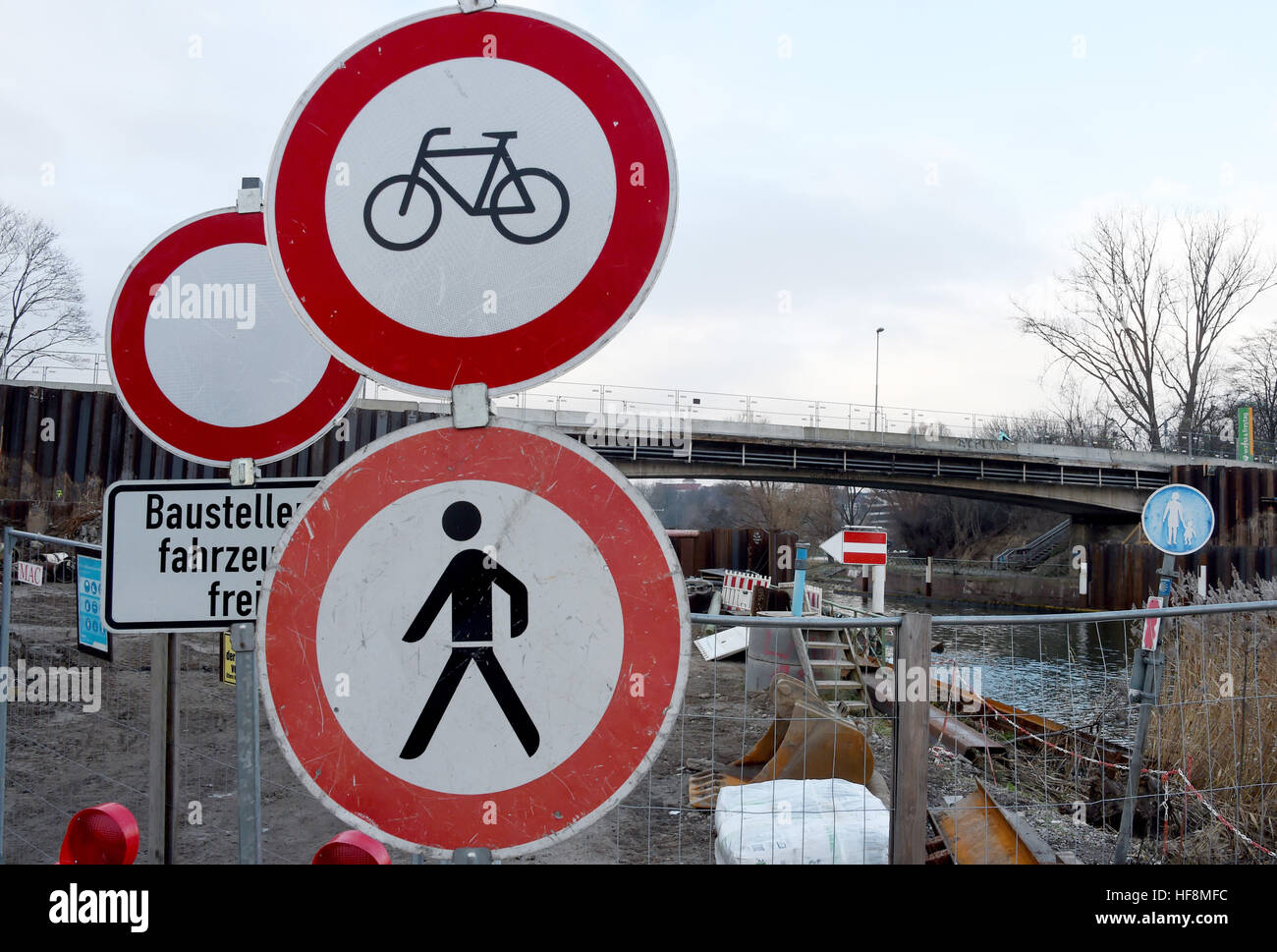 Luebeck, Germany. 06th Dec, 2016. Warning signs at the construction ...