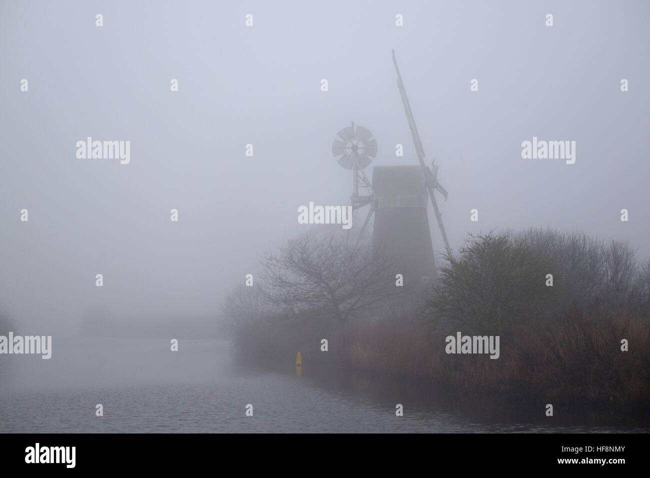 Ludham, Norfolk. 30th December 2016. U.K. Weather, a foggy start to the ...