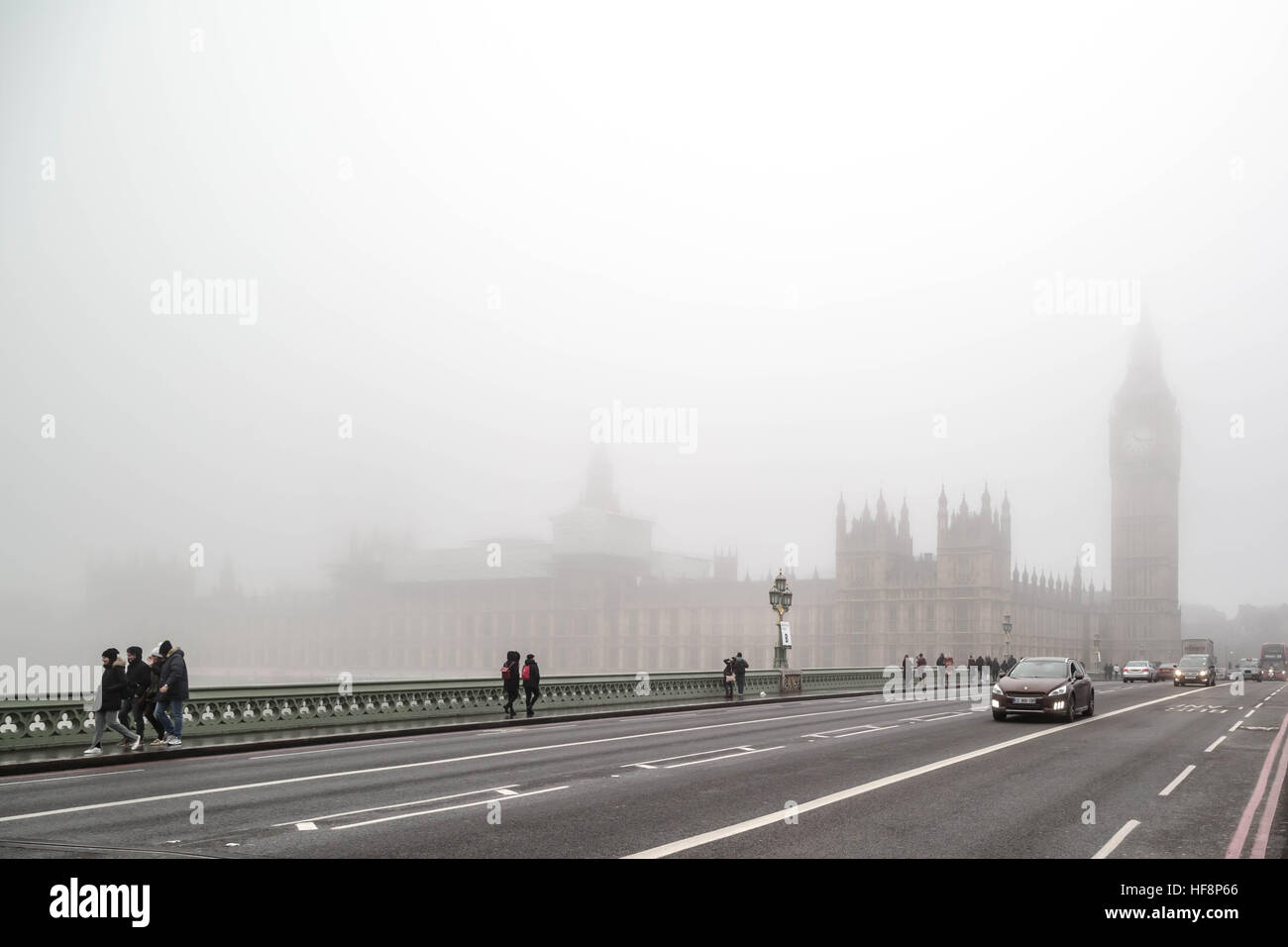 London fog hi-res stock photography and images - Alamy
