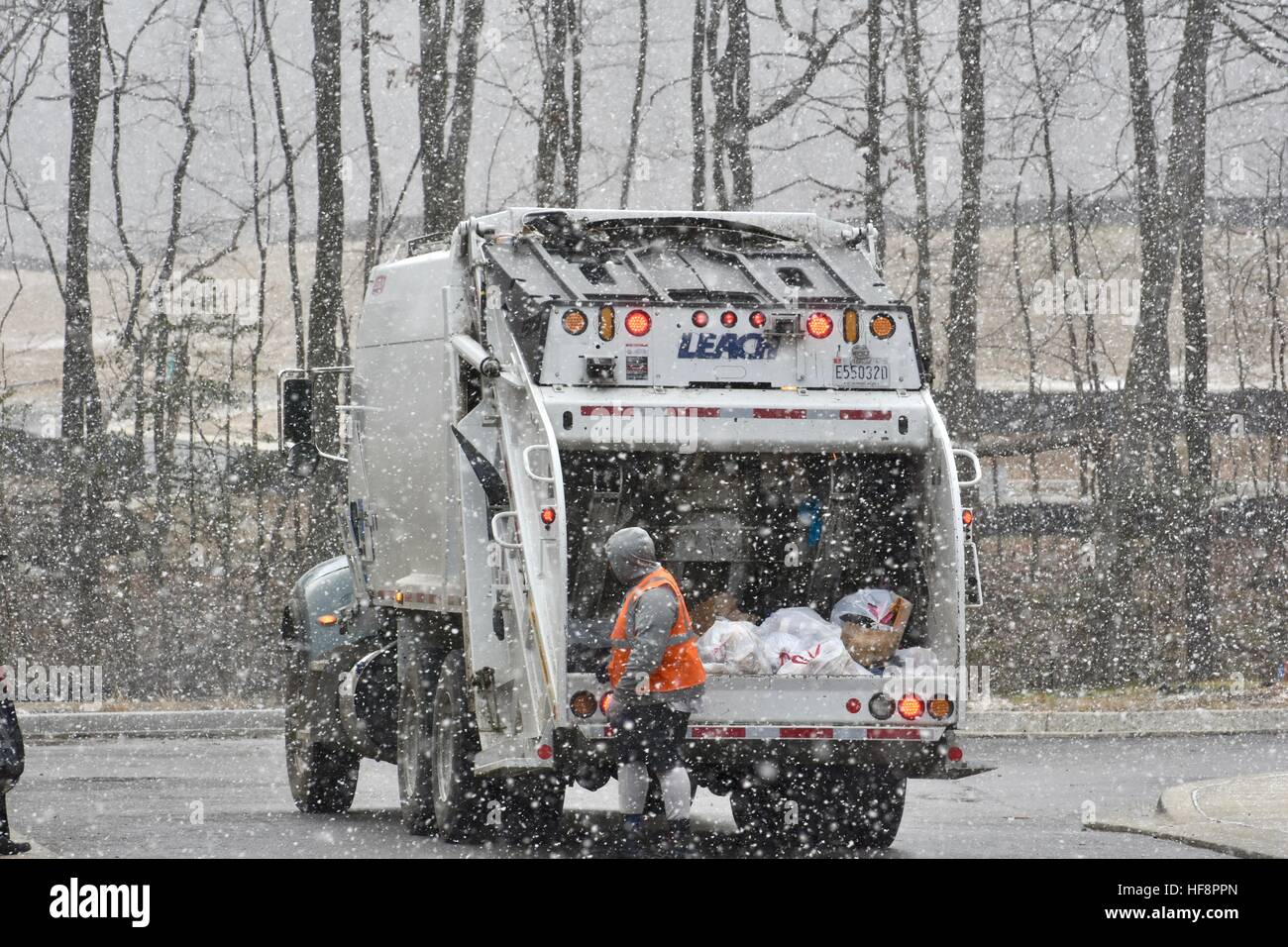 Usa garbage truck man hi-res stock photography and images - Alamy
