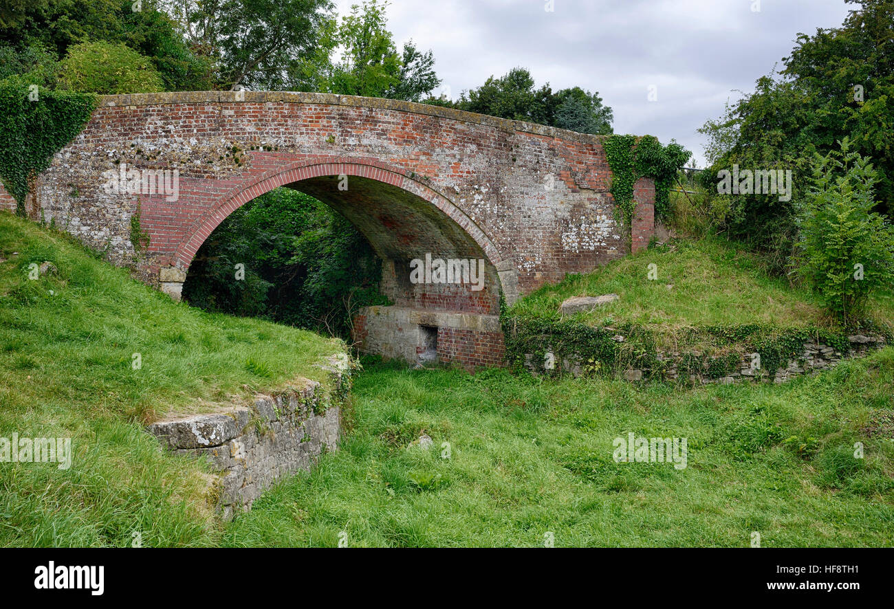 Upper Siddington Bridge showing outfall from Top Lock Spill Weir ...