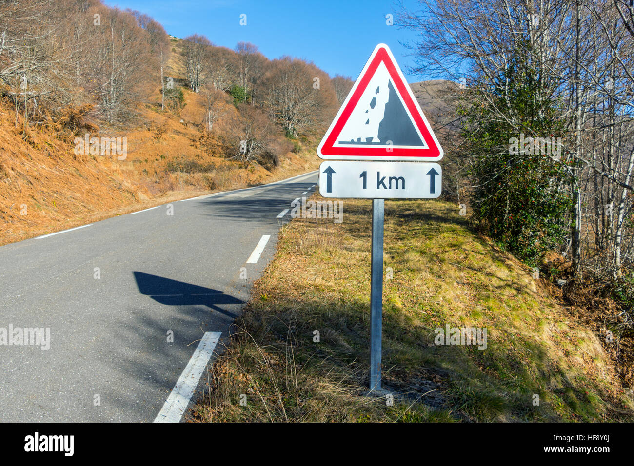 Falling rocks road sign road sign hi-res stock photography and images ...