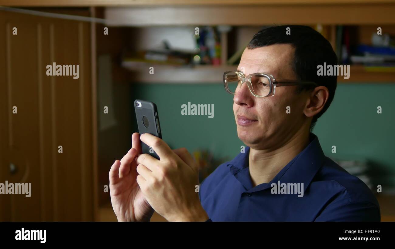 man typing message on the phone smartphone social media Stock Photo - Alamy
