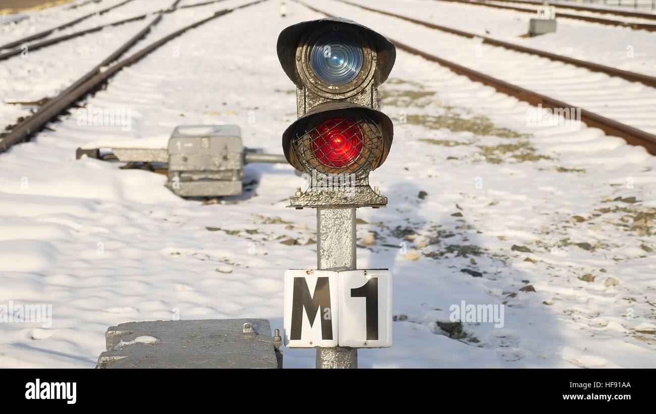 Railway traffic is worth the rails into the distance with winter snow ...