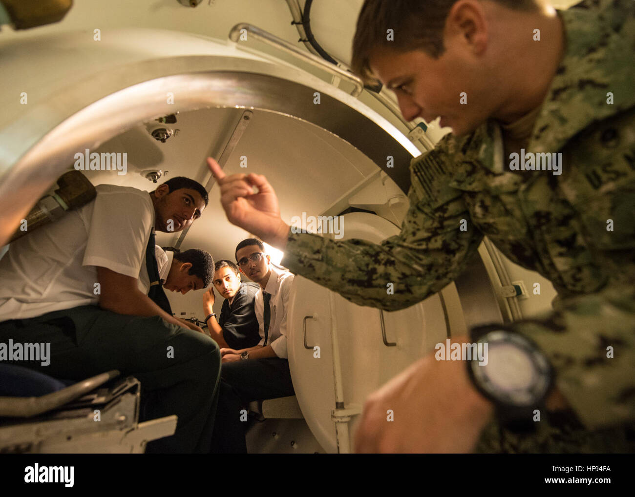 Standard decompression chamber hi-res stock photography and images - Alamy