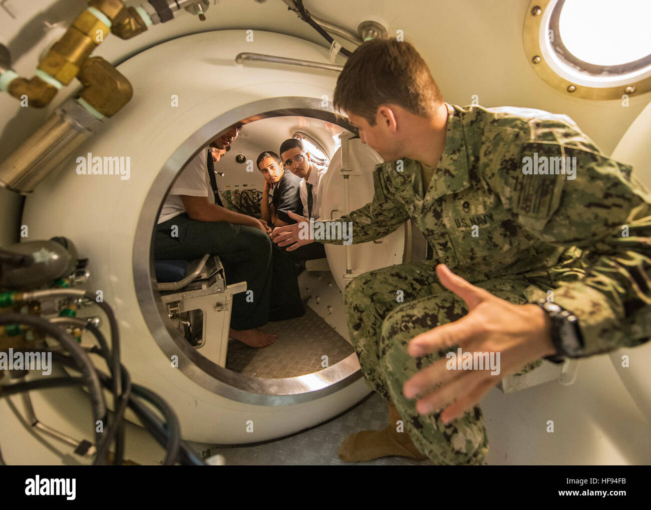 Standard decompression chamber hi-res stock photography and images - Alamy