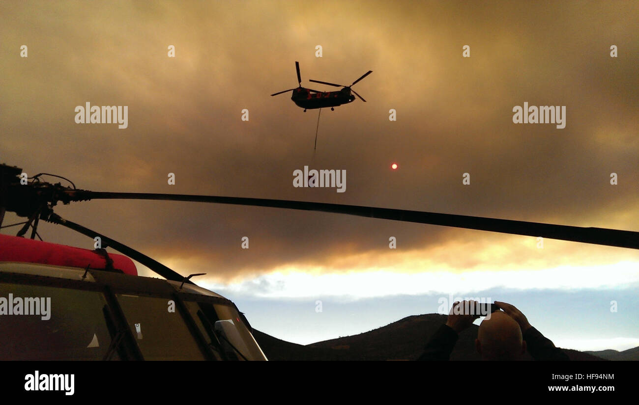 A California National Guard CH-47 Chinook heavy-lift helicopter ...