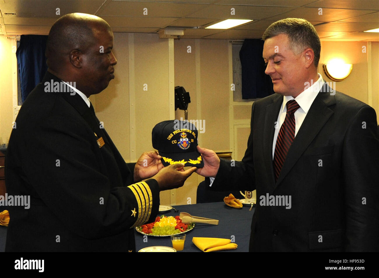 Capt. Herbert Hadley, USS Philippine Sea (CG 58), Viktor Yatsuba, mayor ...