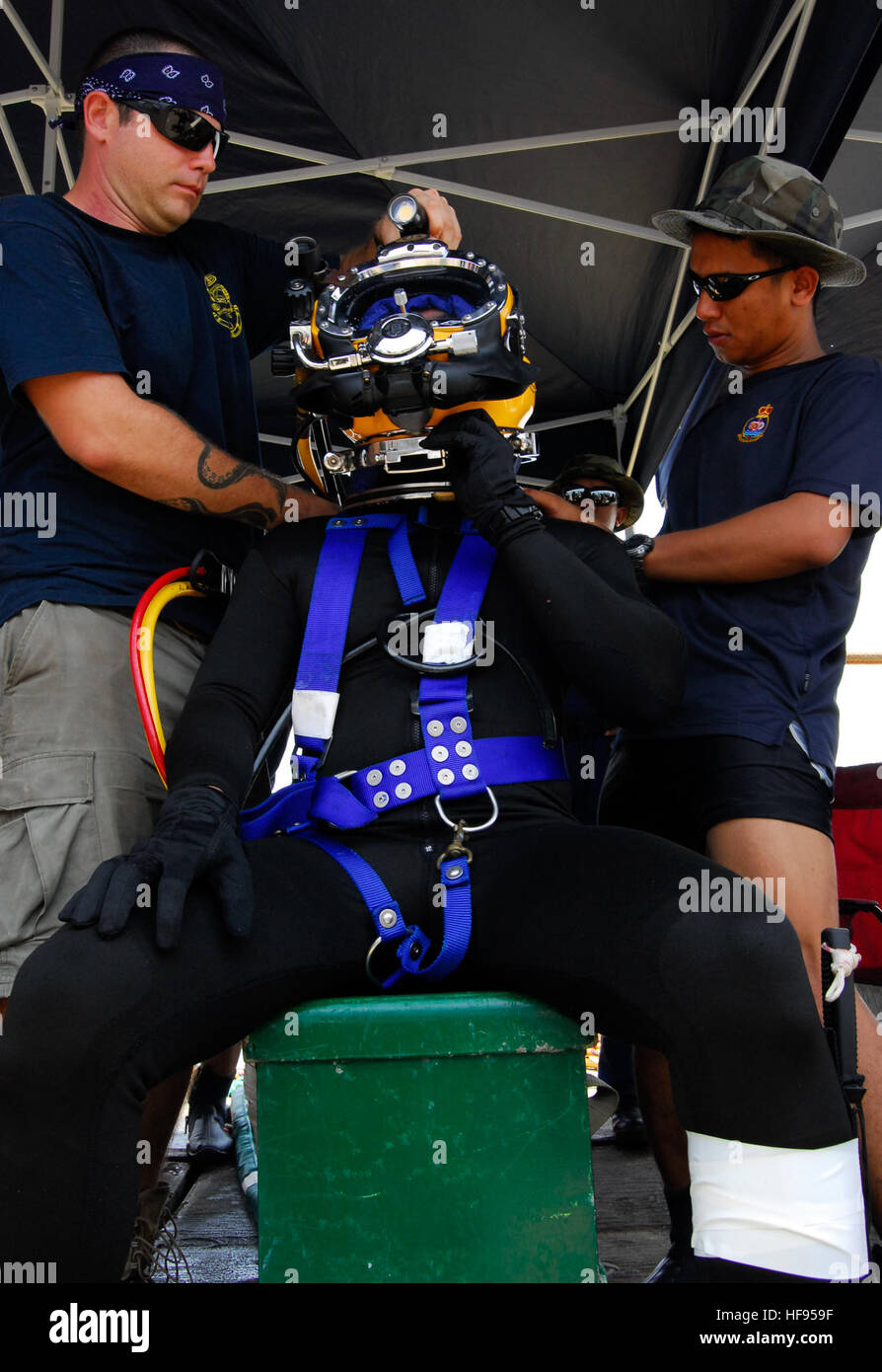 Uss safeguard t ars 50 hi-res stock photography and images - Alamy