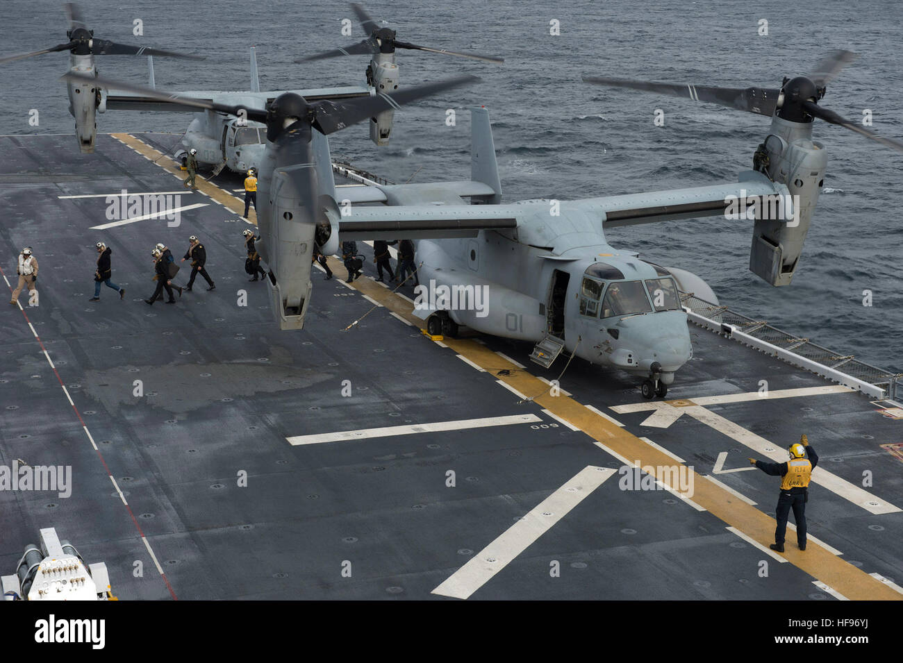 Distinguished visitors from Chile disembark a tilt-rotor MV-22 Osprey ...