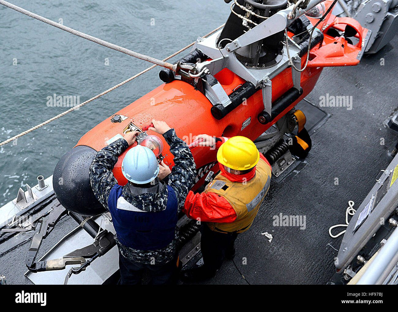 U.S Sailors assigned to the mine-countermeasure ship USS Chief (MCM 14 ...