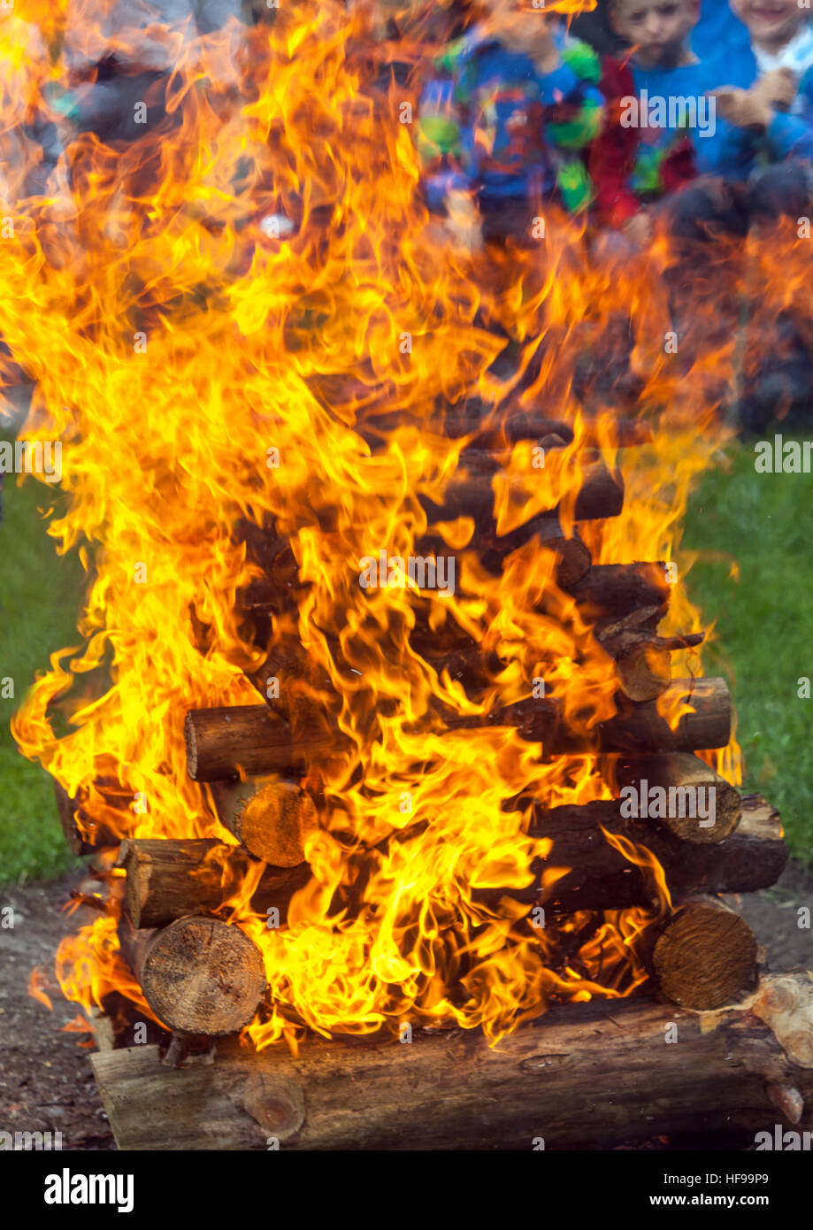 Hot flames emanating from logs bonfire of wood, garden bonfire Stock ...