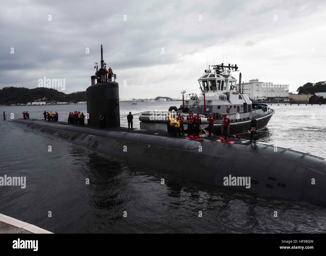 The USN Los Angeles-class fast-attack submarine USS Pasadena prepares ...