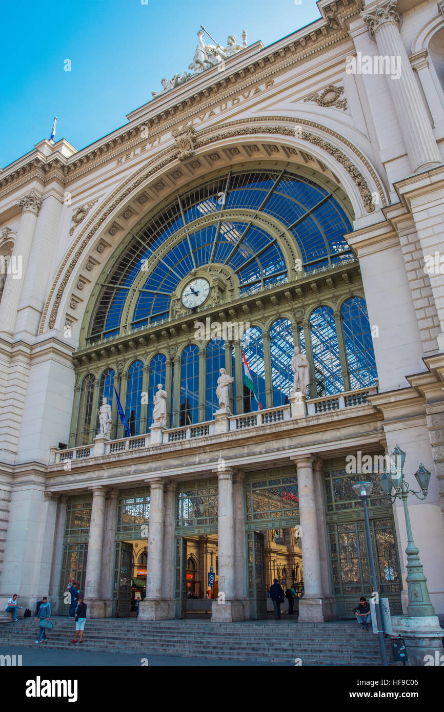 Budapest train station entrance Stock Photo - Alamy