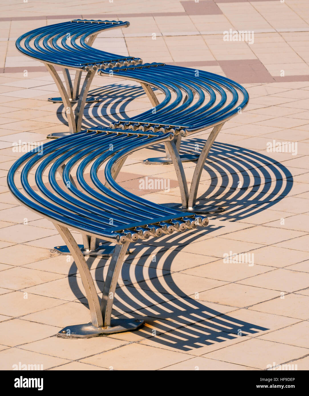 Curved bench hi-res stock photography and images - Alamy
