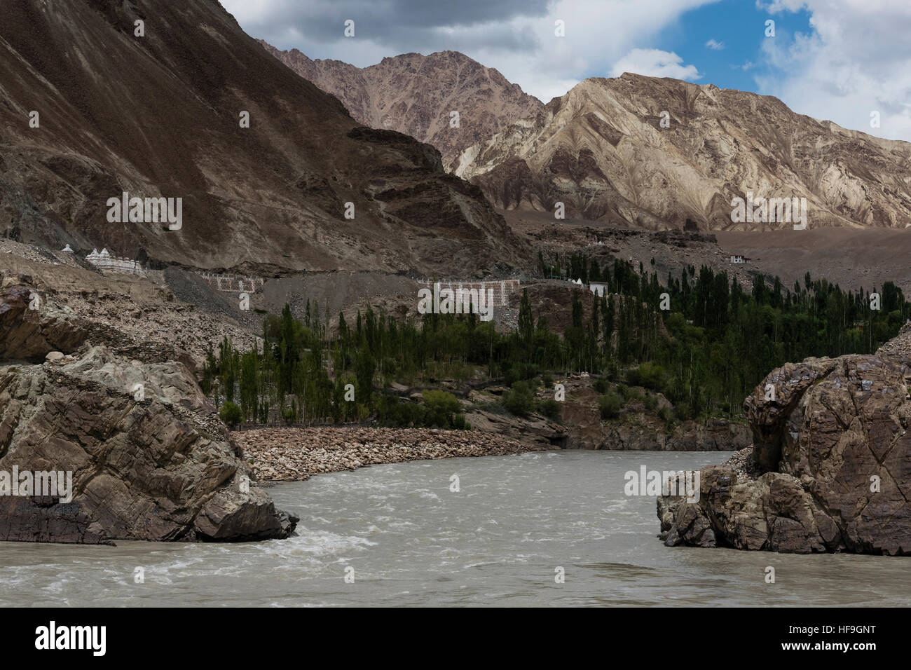 Zanskar river flowing through Ladakh landscape Stock Photo - Alamy