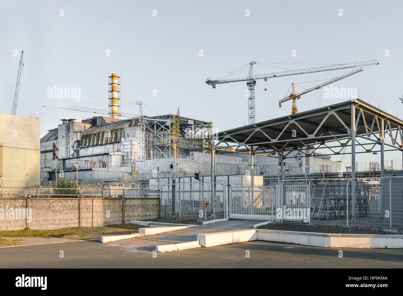 Old sarcophagus of Chernobyl Stock Photo - Alamy