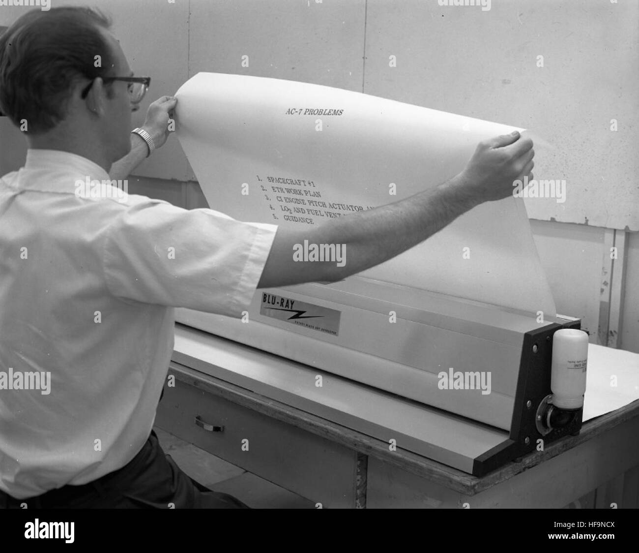 Assembly line workers 1930s hi-res stock photography and images - Alamy