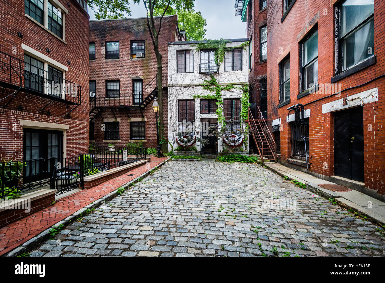 Cobblestone street and old buildings in Beacon Hill, Boston ...