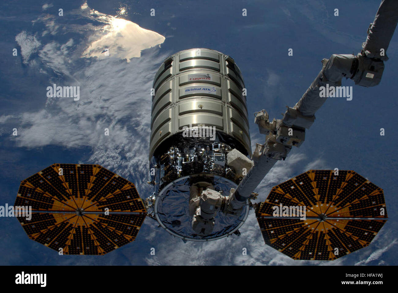 Cygnus cargo craft hi-res stock photography and images - Alamy