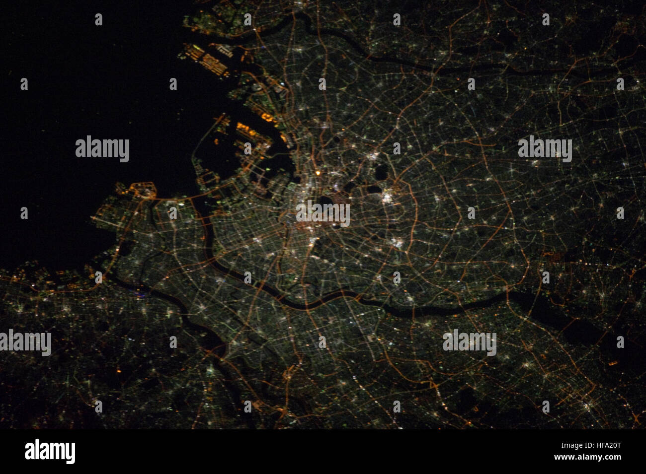 ISS Expedition 33 observes Earth, highlighting city lights and ...